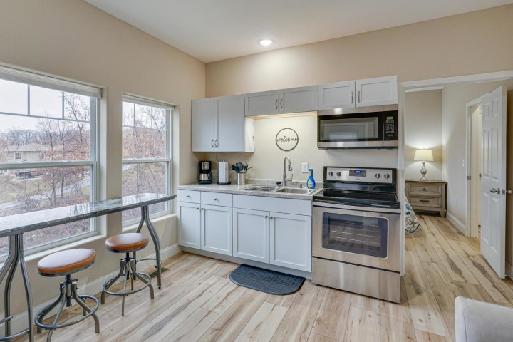 Lake Ozark Apartment W/ Balcony < 1 Mi To Water! - Verenigde Staten
