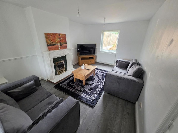 Spacious 4-bed House, Brierley Hill -