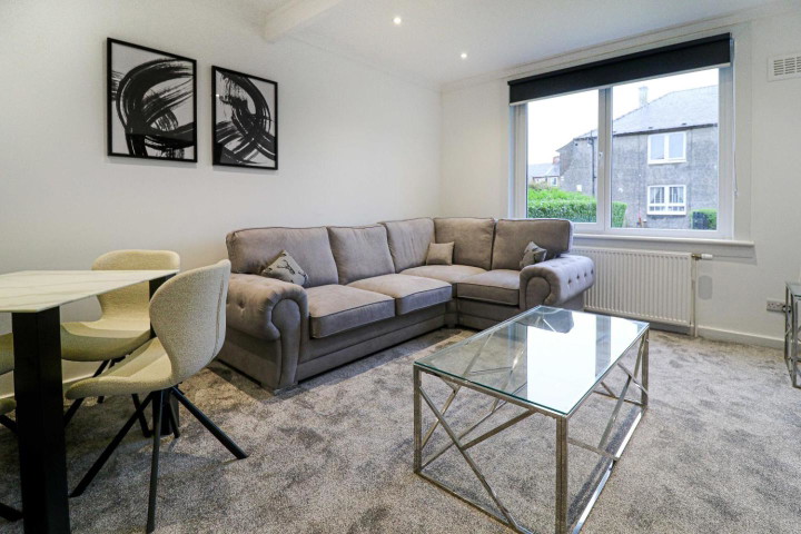 2-bed Ground Floor Apartment Near Prestwick Airport With Private Parking - Long Stays Available - Prestwick