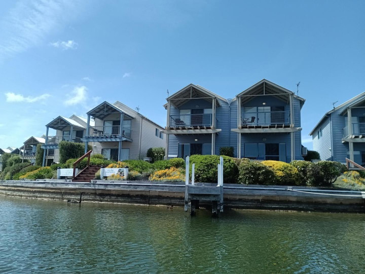Captains Cove Resort - Waterfront Apartments - Bairnsdale