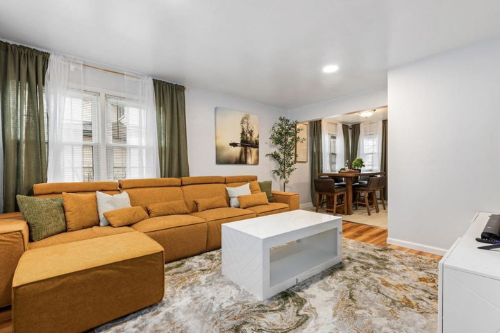 Downtown Naperville Retreat With King Bed Near Riverwalk Dedicated Workspace Free Garage Parking Patio - Naperville