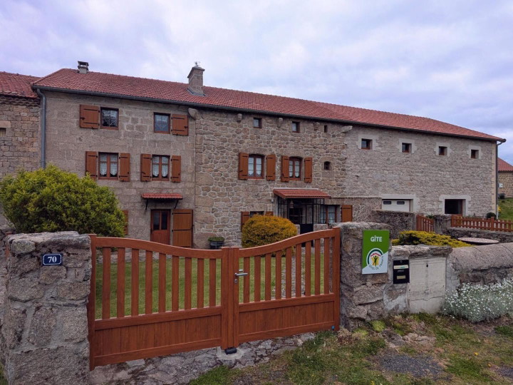 Gîte Spacieux Et Rénové Avec éQuipements Modernes, Terrasse Et Vaste Jardin Près De Gévaudan Et Margeride - Saugues