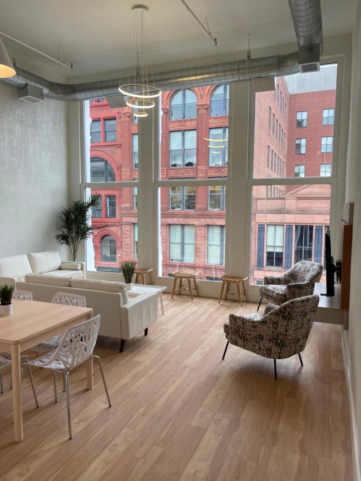 Lou-city Penthouse Suite! Savor Life With Hollyhock - KFC Yum! Center