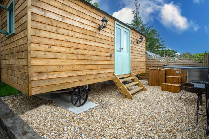 Rosemary - 1 Bedroom Shepherds Hut - Amroth - Wales
