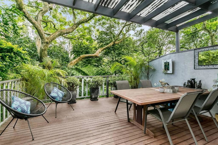 Holds - Beautiful Unit In Neutral Bay - Holdsworth St - North Sydney