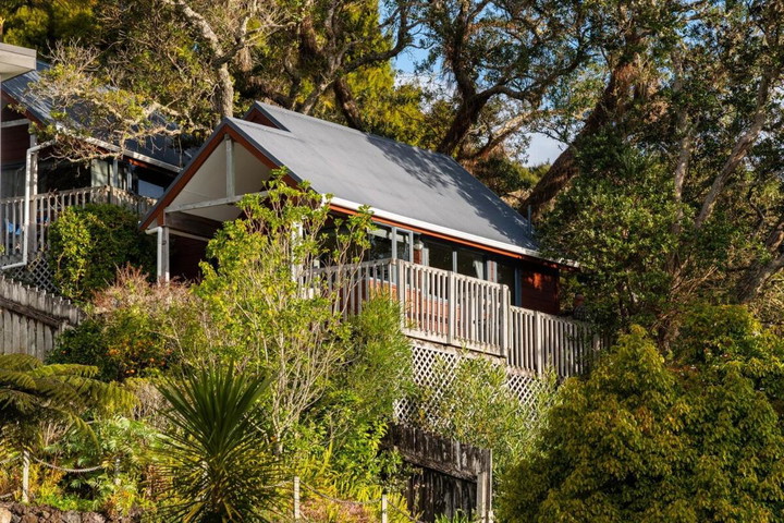Cosy Kiwi Cottage With Scenic Views & Deck - Russell