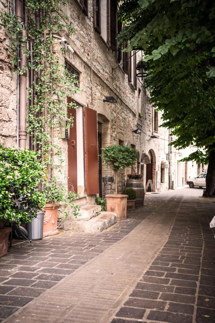 La Piazzetta Delle Erbe - Assisi