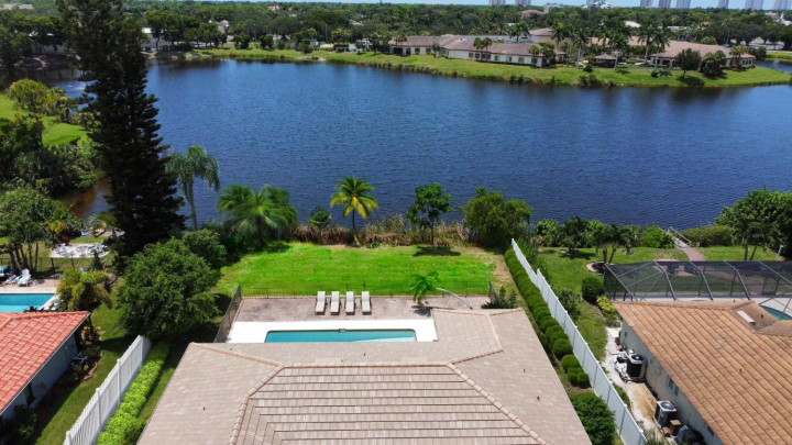 Stunning Lakeside Retreat, Heated Pool, Renovated - Bonita Springs, FL