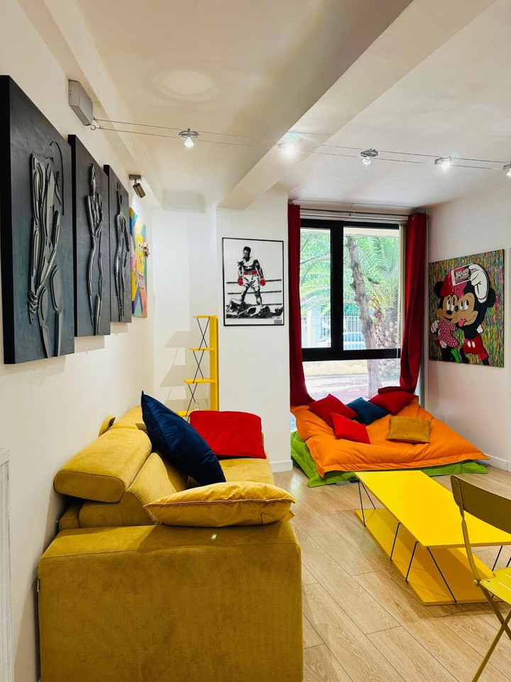 Pop Appart Appartement Artiste Configuré En Galerie Dart à 200 M Du Centre Ville Avec Climatisation Et Parking Privé Et Securisé Gratuit Dans Copropriété - Avignon