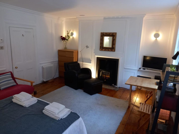 Large Bright Soho Studio Flat With Large Terrace - Waterloo Station - London