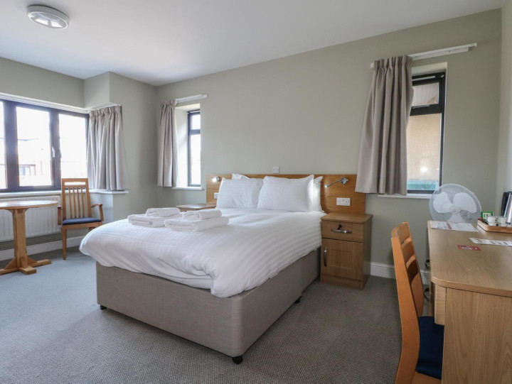 Marine Court Ground-floor Double Bedroom With Wet Room - Arundel