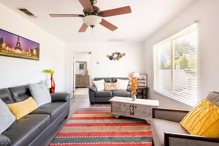 Misha’s Hunn Cottage - Yuba City, CA