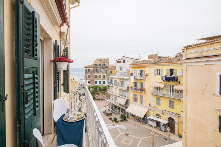 Mitropoleos Suite - Corfou