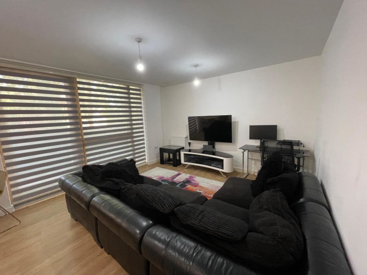 Spacious 2 Bedroom Modern Flat & Parking - Chingford