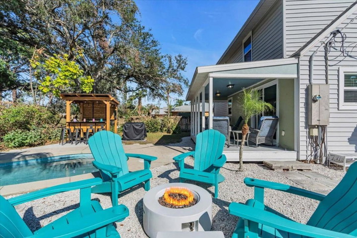 Heated Salt Water Pool & Fire Pit Retreat In Sarasota - Sarasota, FL