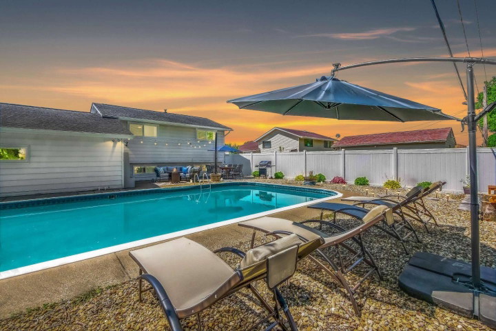Swim And Relax With A Pool Hot Tub And Renovated Homehop - Parma, OH