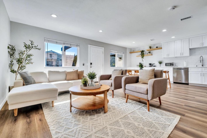 4 Min From Ucr, 3 Bedrooms, 2 Bath, Newly Renovated, Academic Loft - Jurupa Valley, CA