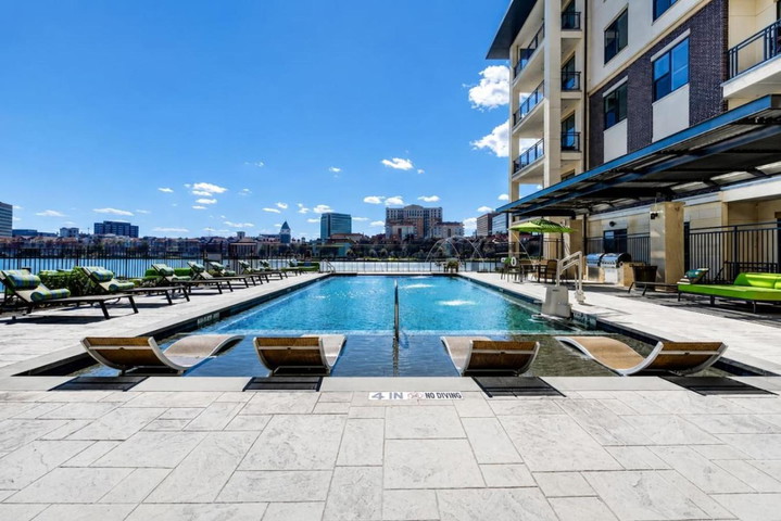 Elegant Lakefront, Pool And Gym - Irving, TX