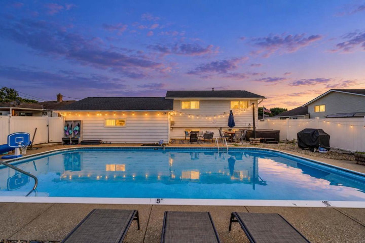 Swim And Relax With A Pool Hot Tub And Renovated Homehop - Berea, OH