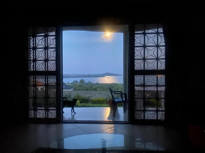 Lake View Villa In A Small Lakeside Village - Ouganda