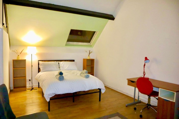 The Church E - Spacious En-suite Room - Free Wifi & Parking - Castleton