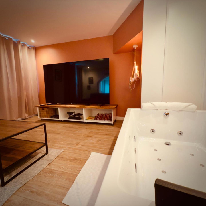 Nancy-place, P01, Grand Appartement Proche Gare Cinéma Jacuzzi - Nancy