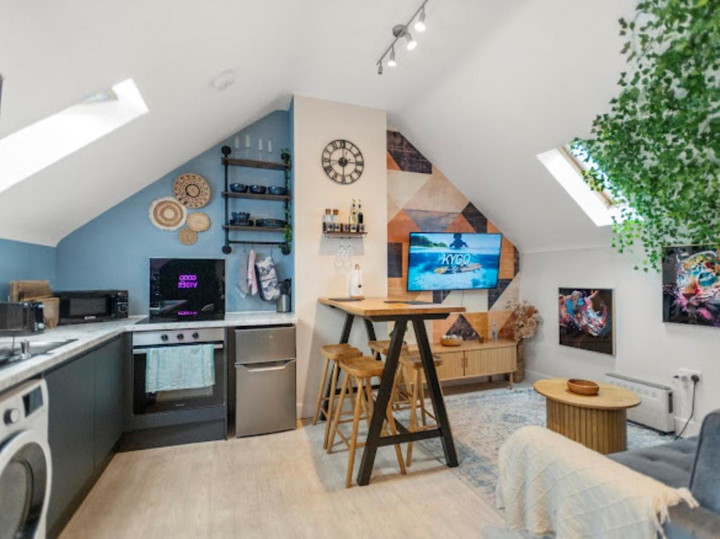 Upbeat Jungle Loft Apartment - Derby