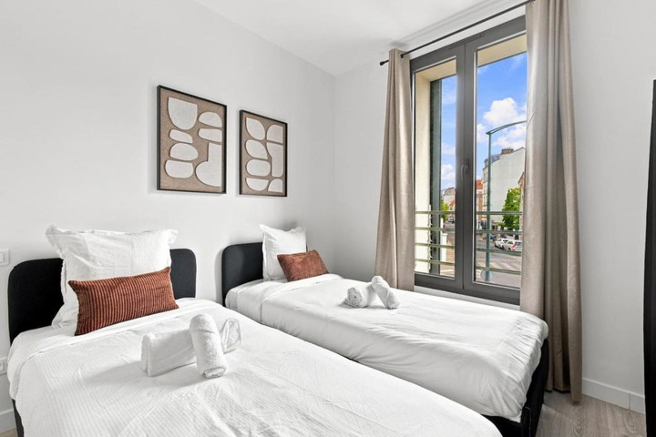 Chambre Privee Avec Deux Lits Simple, Tv Et Bureau - Levallois-Perret