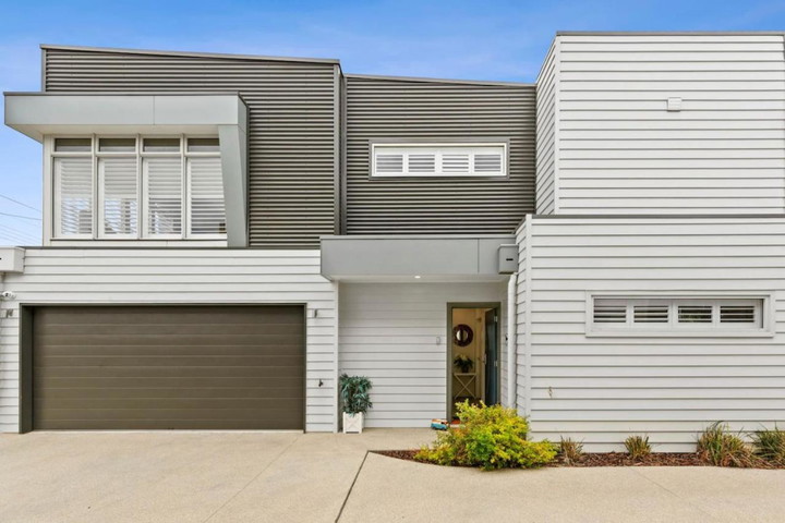 Kismet 3 Bedroom Luxury Townhouse Secure Back Yard Walk To The Beach And Shops Family Friendly Double Garage Parking Wifi - 레오폴드