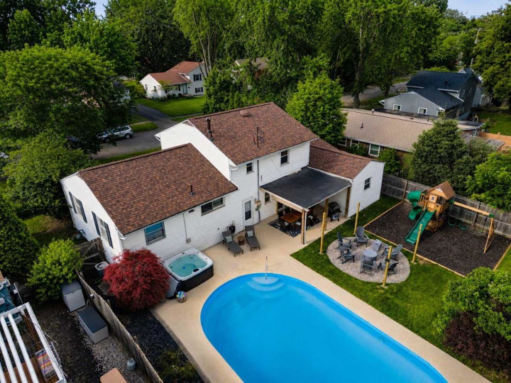 Pool-hottub-gameroom-firepit-gym-sauna-playground - 오하이오