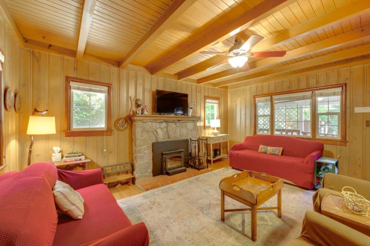 Vintage 'Snow White' Cottage ~ 2 Miles To Village! - California
