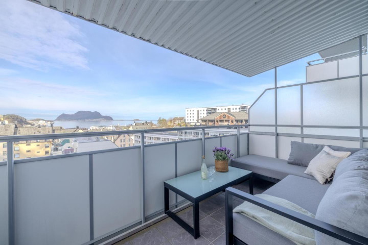 Sea & City View Apartment With Balcony In Central ÅLesund Walkable Location - Ålesund