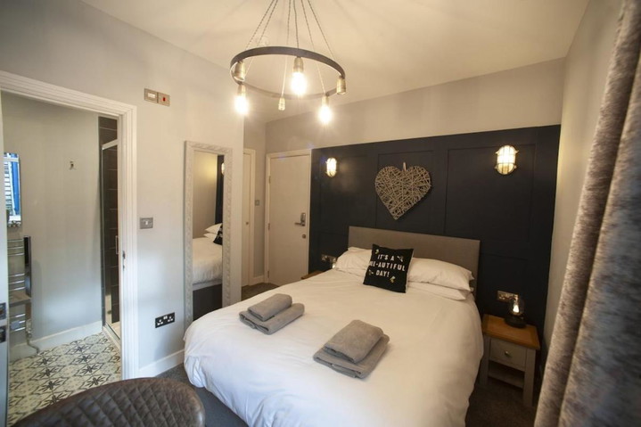Modern Studio - Central Location - Southport