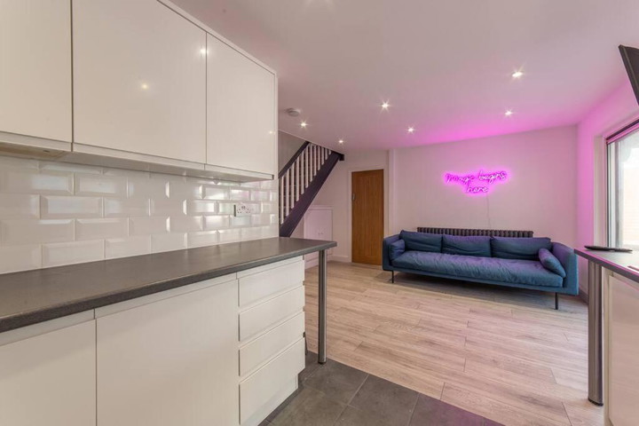 Modern Fully Renovated 4 Bedroom - Newport