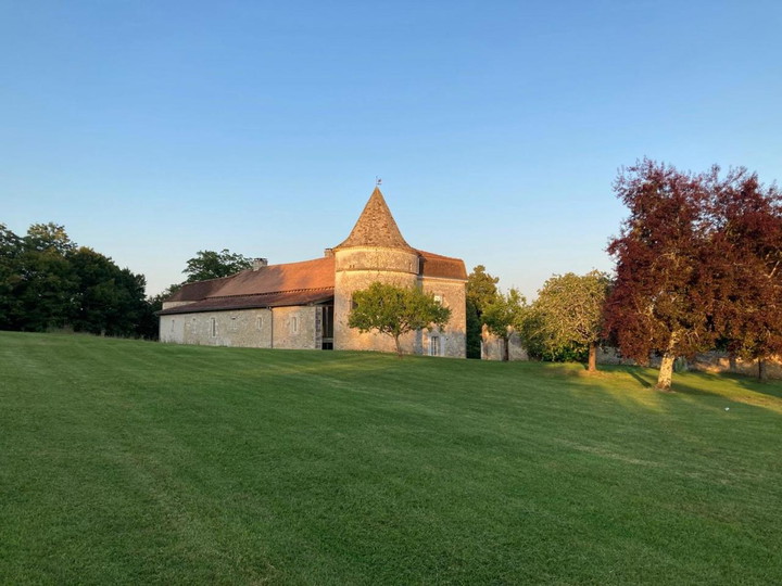 Château De Caractère Avec Piscine Au Cœur Du Périgord Vert - Francja