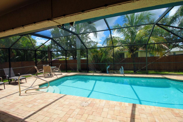 Heated Saltwater Pool, Newly Furnished, Close To Shopping And More - Villa Tropical Paradise - Cape Coral, FL