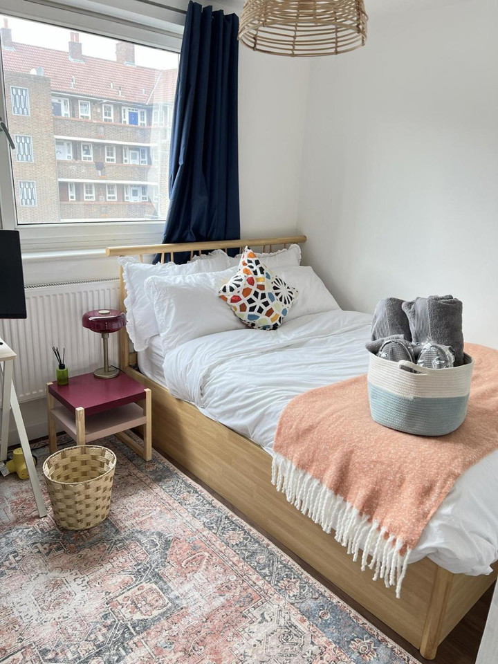 Room With Private Bathroom - In Bethnal Green Shared Home - London, UK