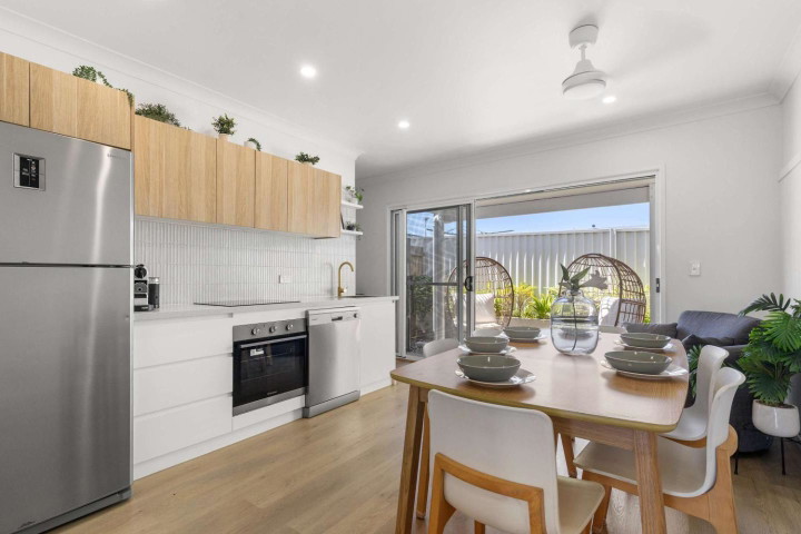 Stylish Beach Retreat Horses & Coastal Charm - Margate, Australia