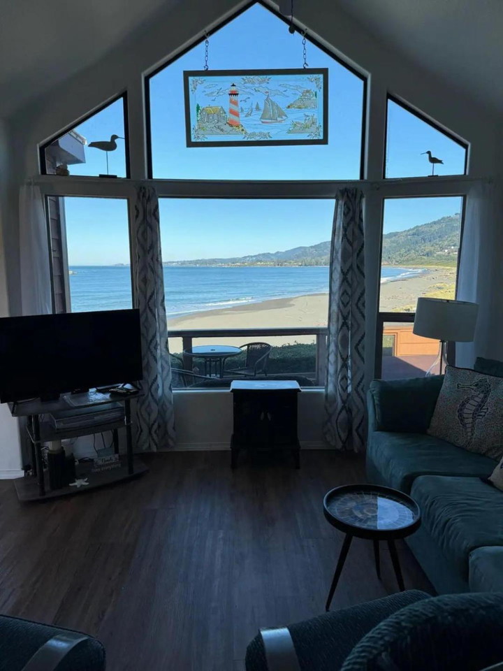 Oceanfront Cabin 4 With Jacuzzi Pet Friendly - Brookings, OR