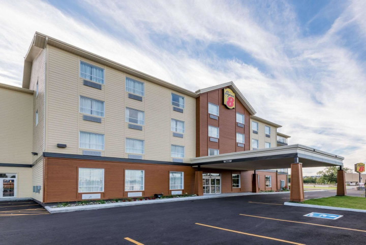 Super 8 By Wyndham Mont Laurier - Mont-Laurier