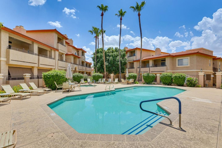 Getaway W/ Balcony & Spa: 13 Mi To Old Town - Arizona