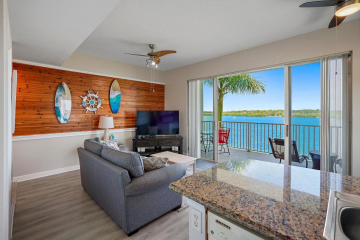 Oceanfront Luxury Condo! Mins To Beach! Rum Bar Next Door! - Florida