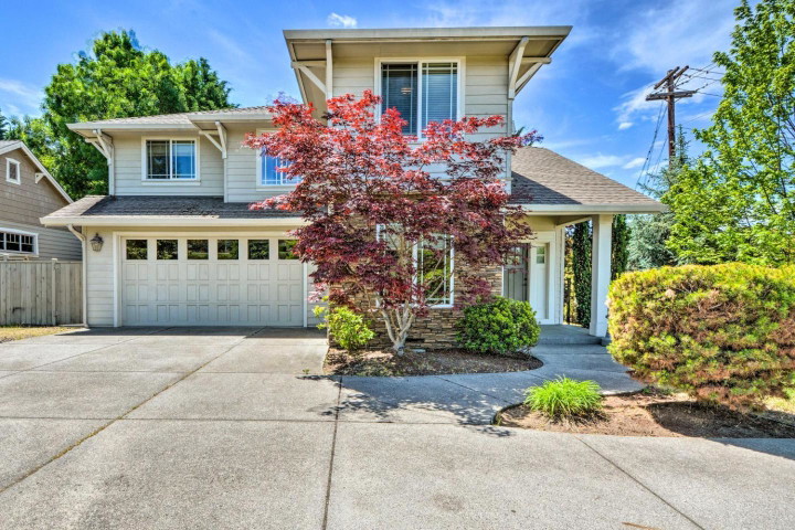 Charming Medford Getaway ~ 4 Miles To Downtown! - Oregon
