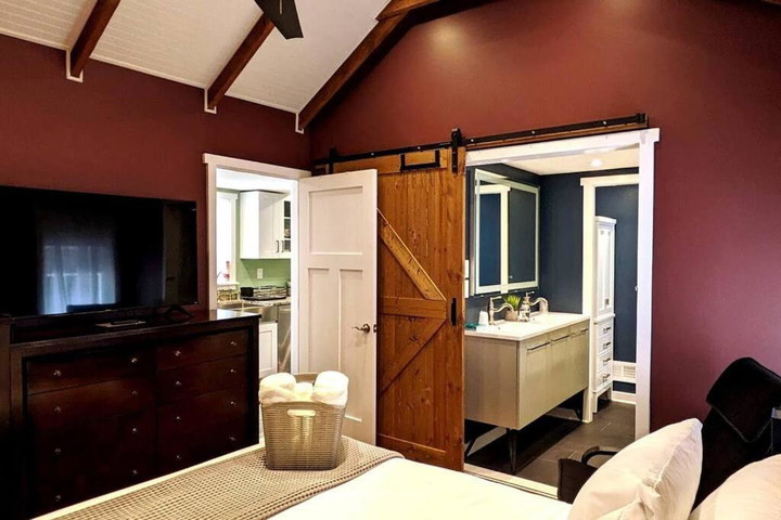 Walkable Elmwood Cottage, No Chores 2bath 2br 1car - Buffalo, NY