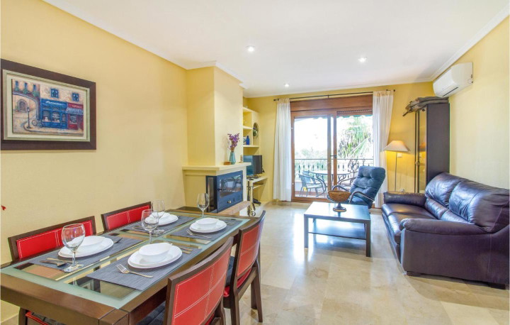 2 Bedroom Cozy Apartment In Orihuela - Playa Flamenca