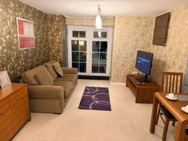 Loughboroug 2 Bedrooms Homely Apartment Sleeps 4 Comfortably With Two Double Beds Free Parking On Private Drive For One Car Or Van Plus More Free Street Parking As Well For Business Travellers Contractors And Holiday Goers Near All Major Transport Links - Loughborough