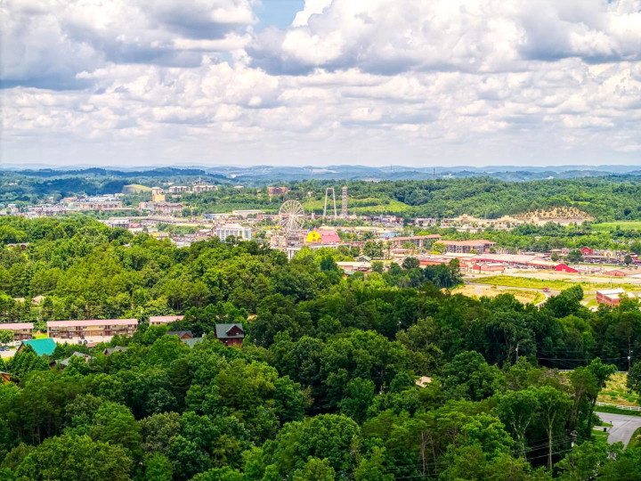 Forever Yours, 2 Hot Tubs, Free Attraction Tickets, Wifi, Near The Parkway In Pigeon Forge!!! - Pigeon Forge, TN