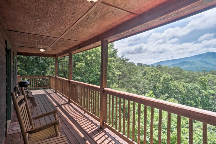 Rustic Young Harris Cabin W/ Fire Pit & Views - Young Harris, GA