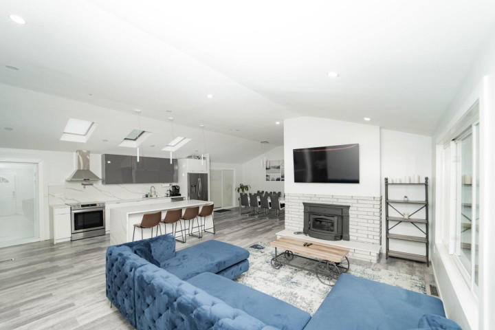 Modern Home With A Private Heated Pool And Jacuzzi - Connecticut
