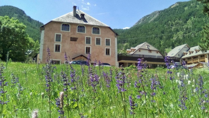 Auberge De Jeunesse Hi Serre-chevalier - La Salle-les-Alpes